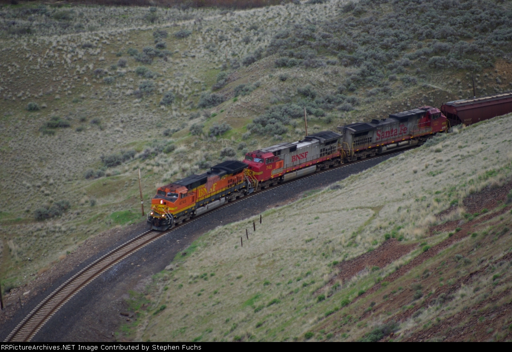 BNSF 4745 Leads an empty Grain trainThrough a cut near the Yakima River Dam
